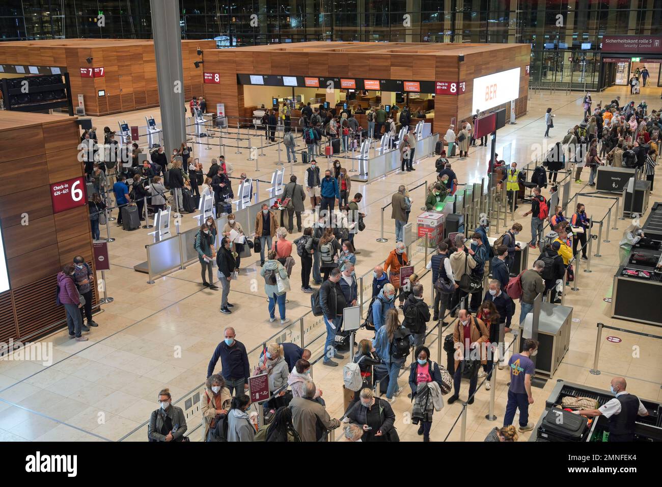 Queue, passengers, main hall, check-in, BER Airport, Brandenburg ...