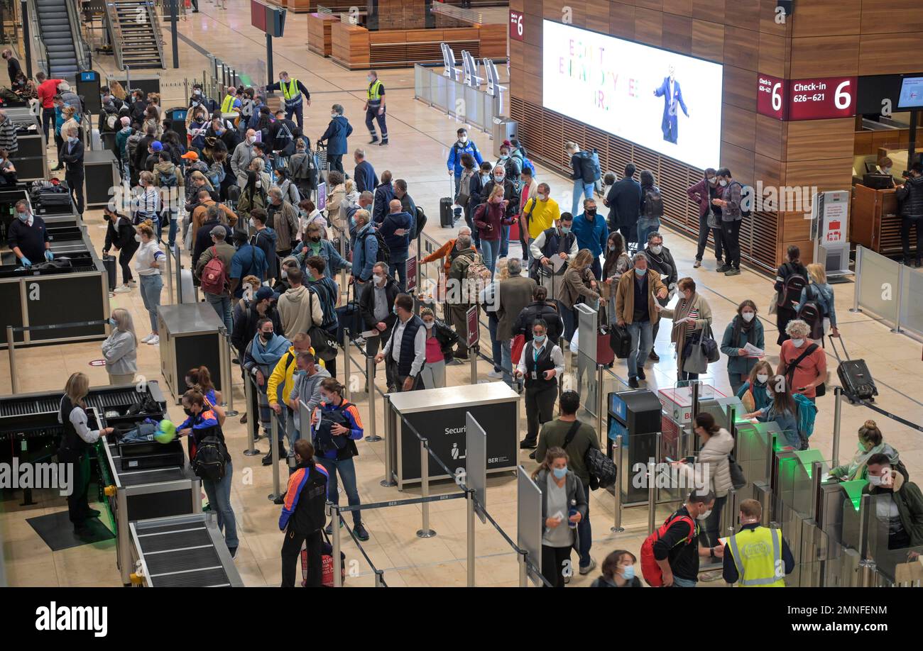 Queue, passengers, main hall, check-in, BER Airport, Brandenburg ...