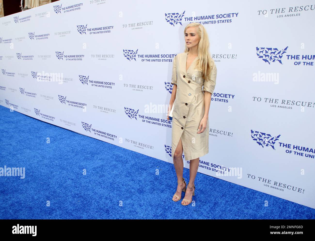 Isabel Lucas walks the red carpet at the Humane Society of the United ...