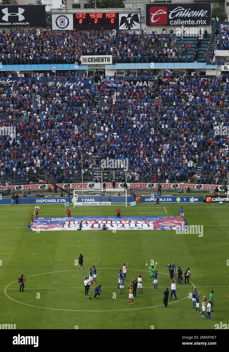 Cruz Azul players acknowledge fans after winning 2-0 their Mexico ...