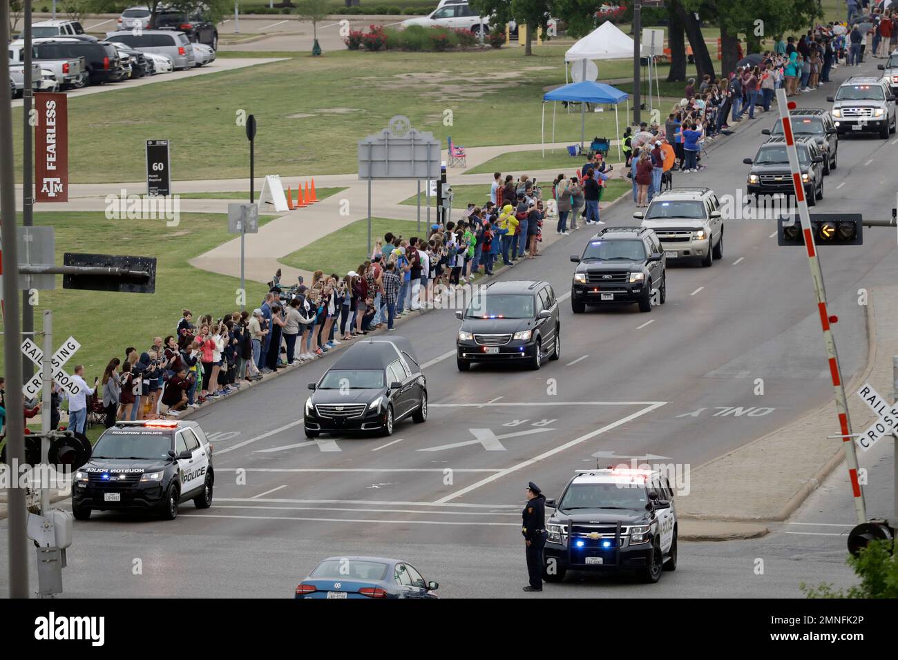 People line up to pay tribute as the motorcade carrying former first ...