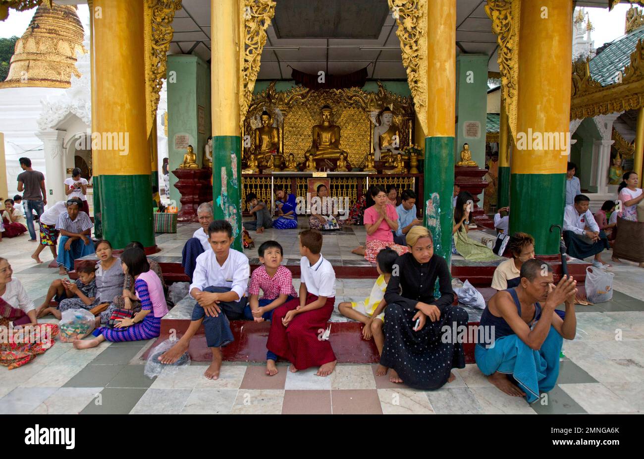 Buddhist devotees gather at Myanmar famous Shwedagon pagoda to mark ...