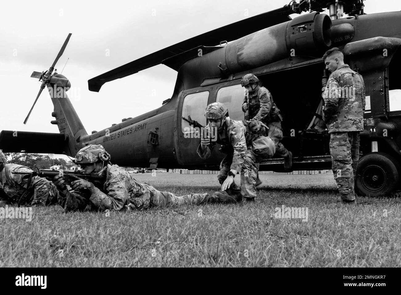U s army soldiers uh Black and White Stock Photos & Images - Alamy