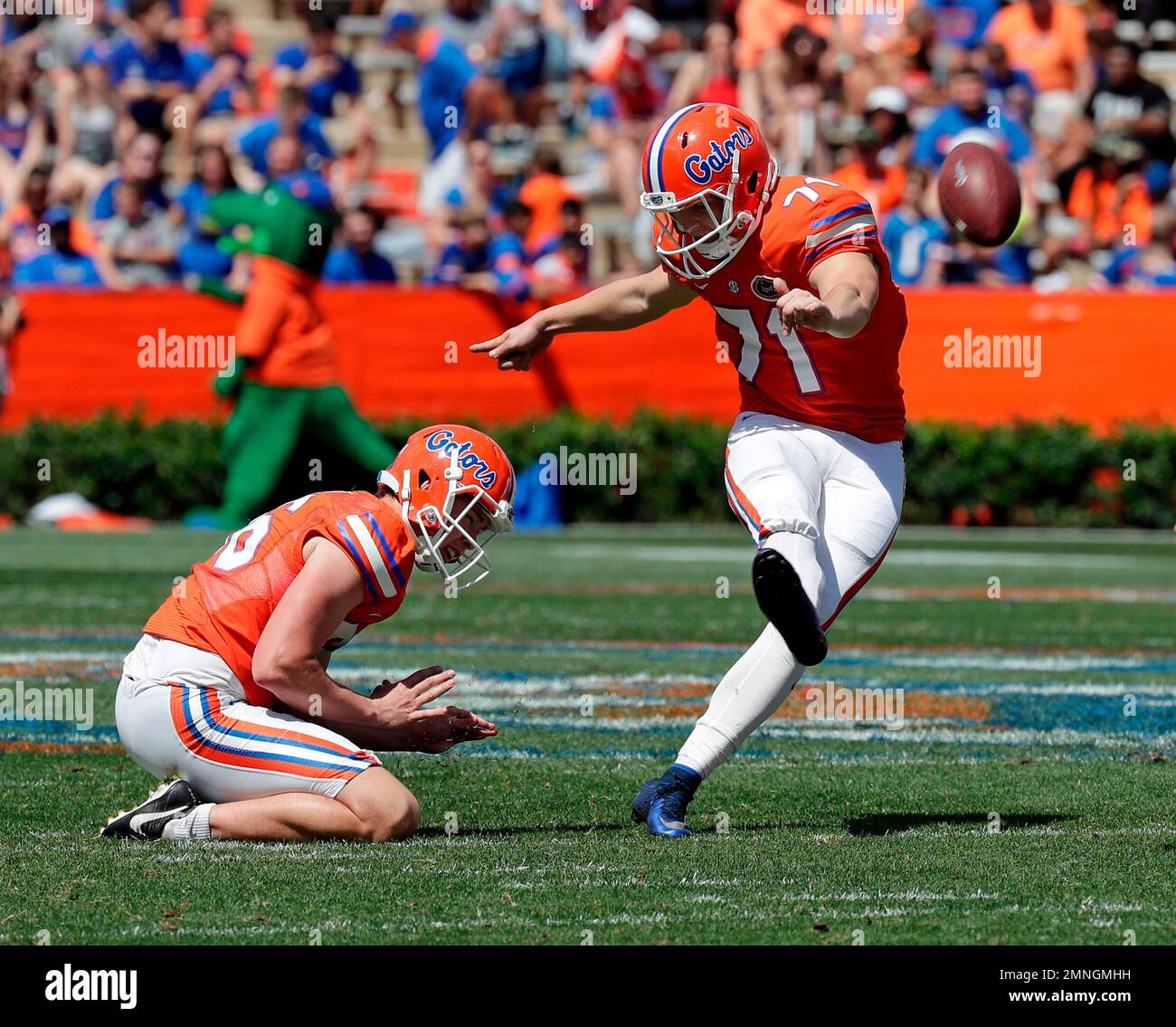 Florida kicker Chris Howard kicks a field goal during an NCAA spring ...