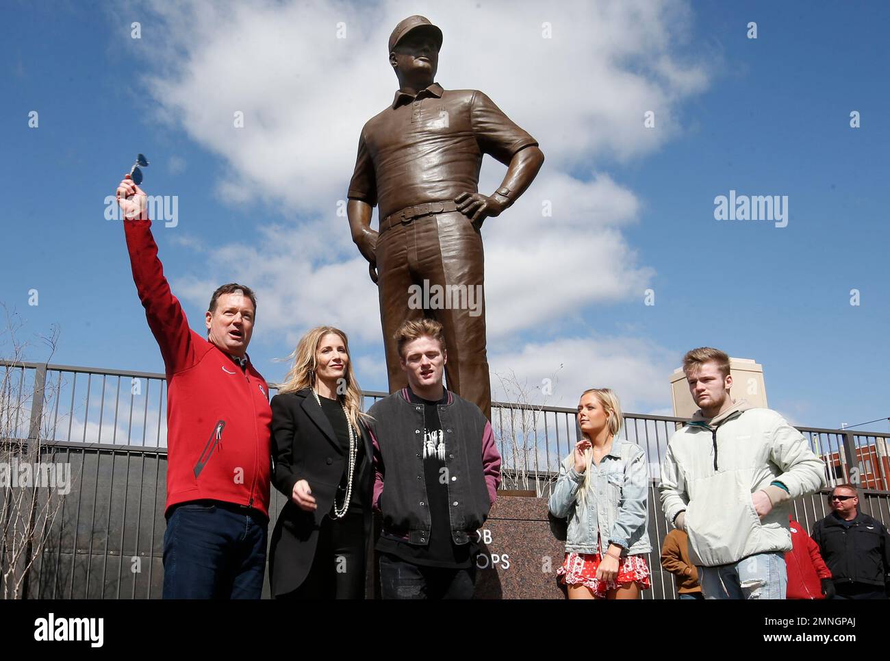 Former Oklahoma head coach Bob Stoops, left, waves to the crowd as he ...
