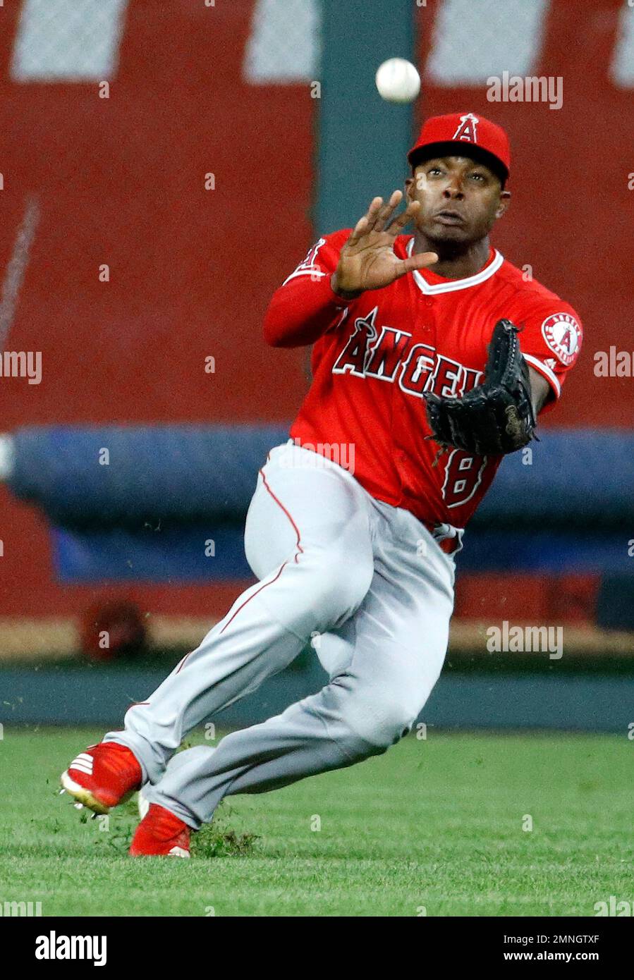 Los Angeles Angels left fielder Justin Upton misses a two-run single ...