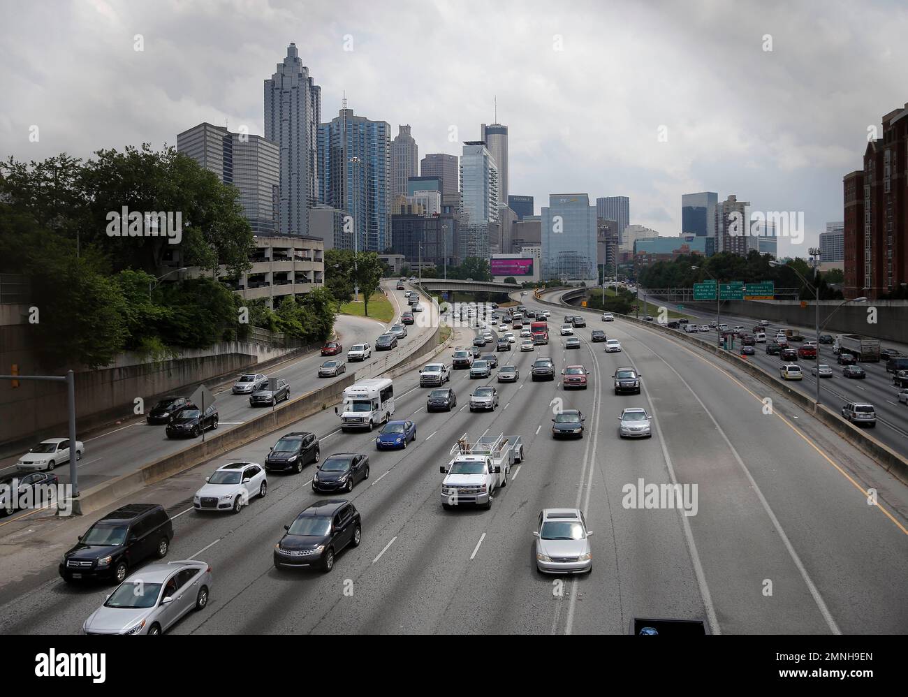 Traffic flows in and out of downtown Atlanta on the I75/I85 Connector ...