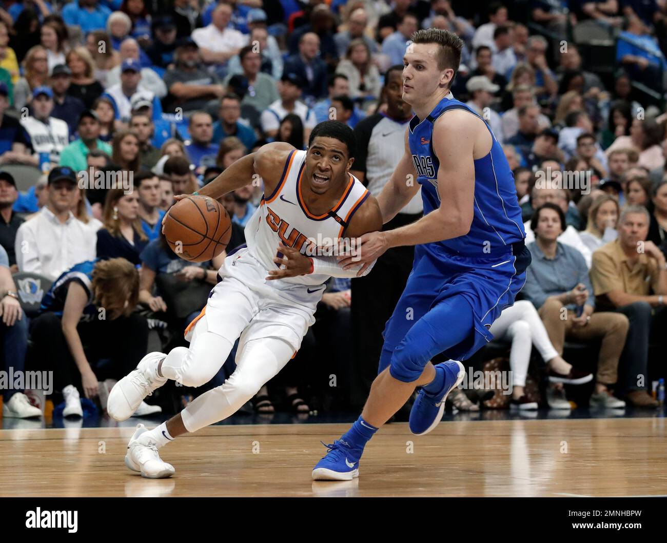 Phoenix Suns' Shaquille Harrison (10) drives to the basket against ...