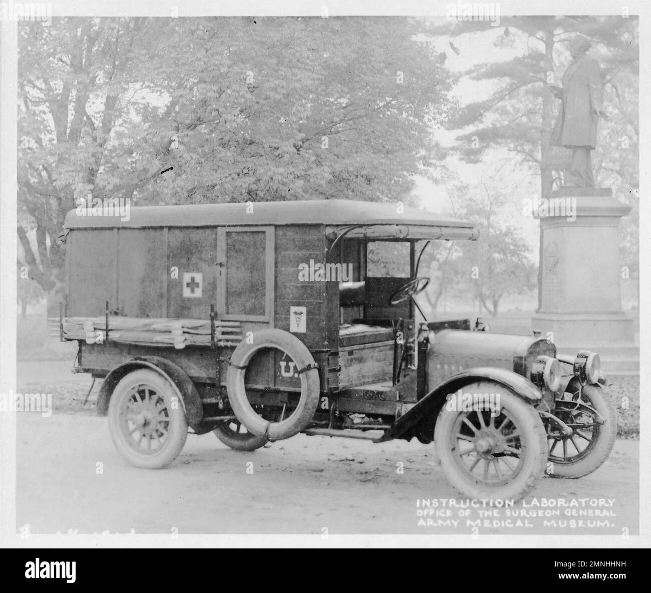 Picture of war statue Black and White Stock Photos & Images - Alamy