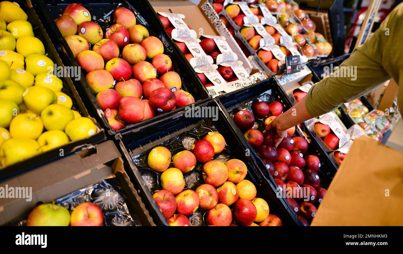Carrefour supermarket interior shoppers hi-res stock photography and ...
