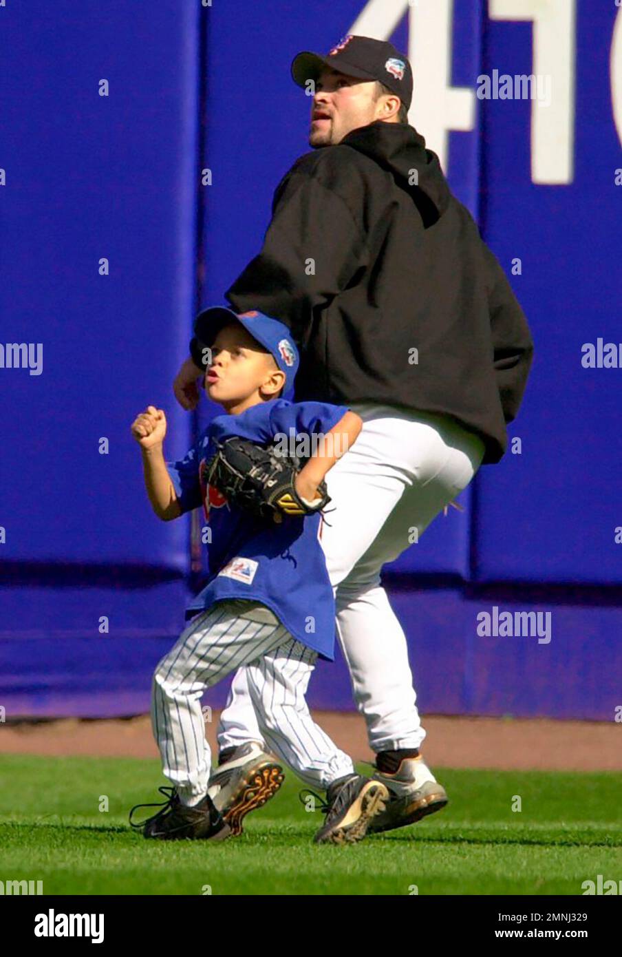 New York Mets pitcher Mike Hampton, rear, and Patrick Mahomes Jr., son ...