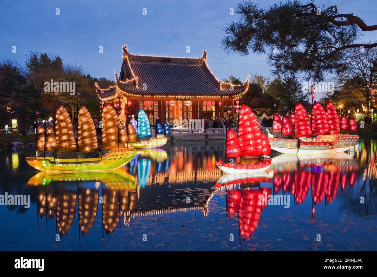 Illuminated Chinese Junks lanterns and Friendship Hall pavilion at ... Illuminated Chinese Junks lanterns and Friendship Hall pavilion at ...