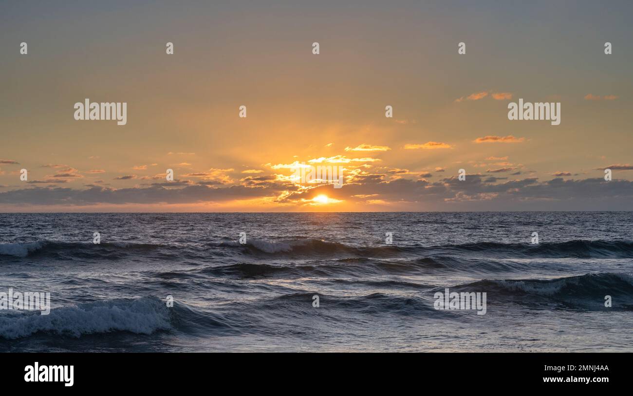 Ocean sunset waves hi-res stock photography and images - Alamy