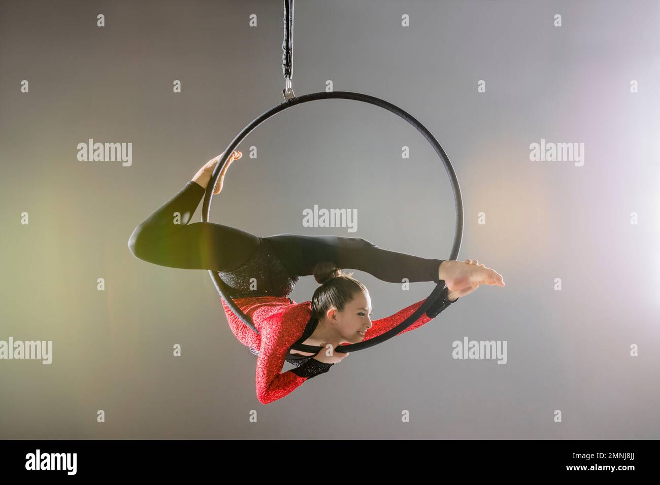 Young acrobat doing splits hi-res stock photography and images - Alamy