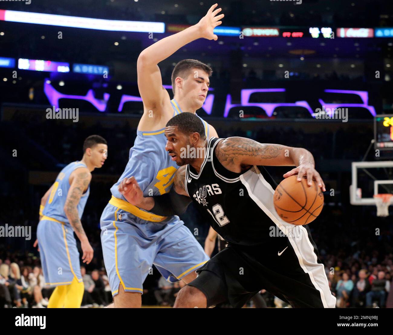 San Antonio Spurs forward LaMarcus Aldridge (12) drives as Los Angeles ...