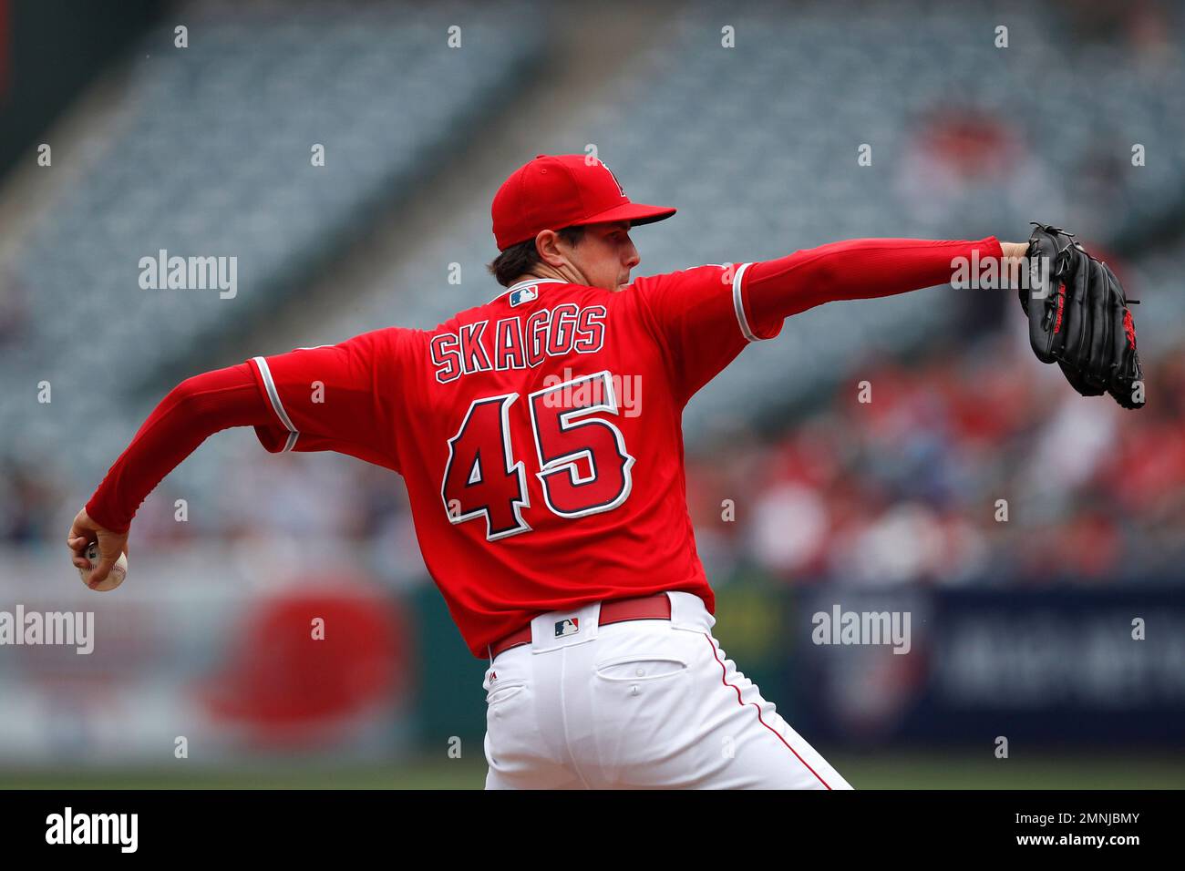 Los Angeles Angels starting pitcher Tyler Skaggs throws against the ...