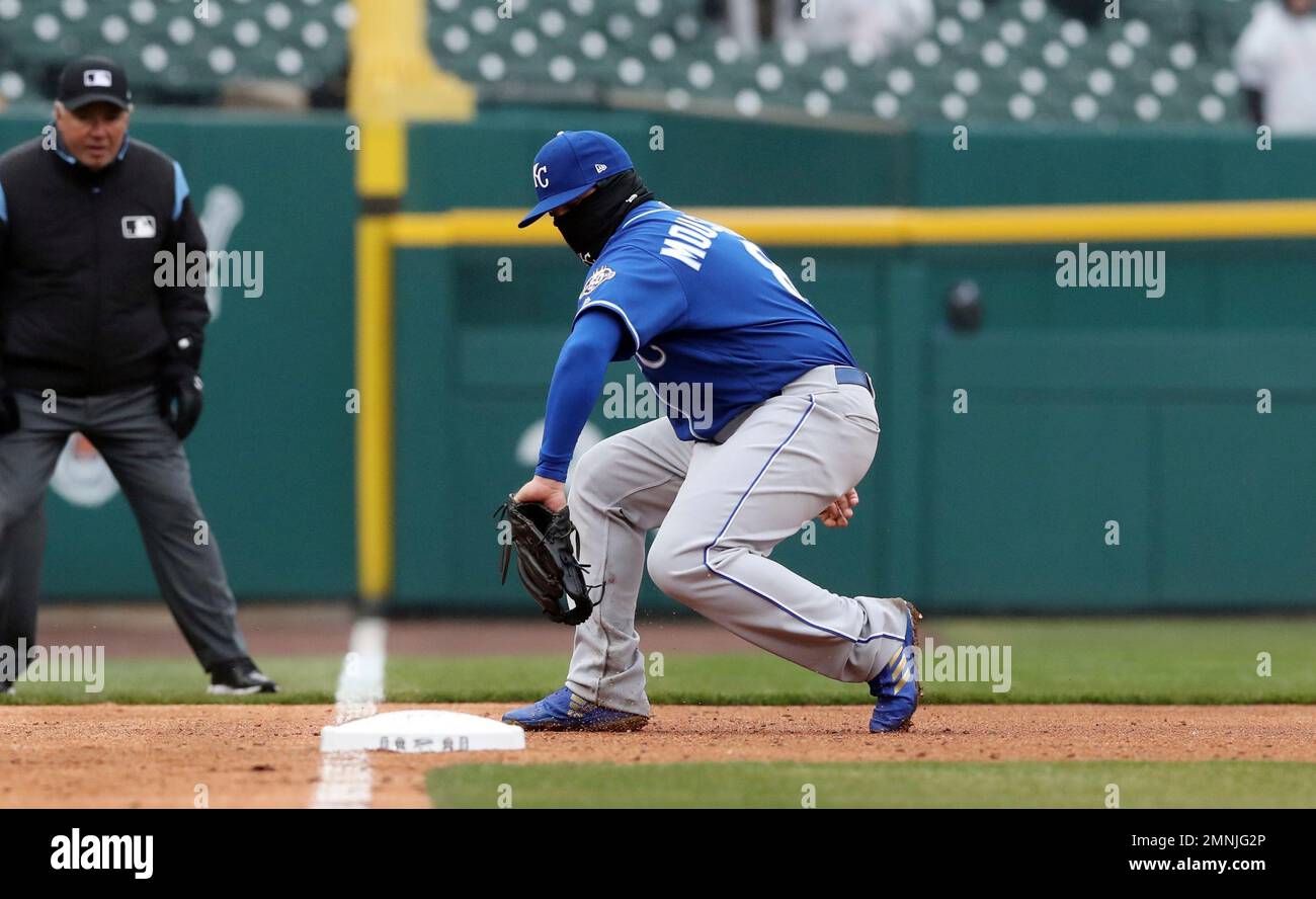 Kansas City Royals third baseman Mike Moustakas fields the grounder hit ...