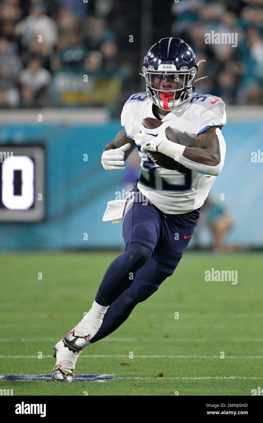 Tennessee Titans running back Jonathan Ward (33) runs after catching a ...