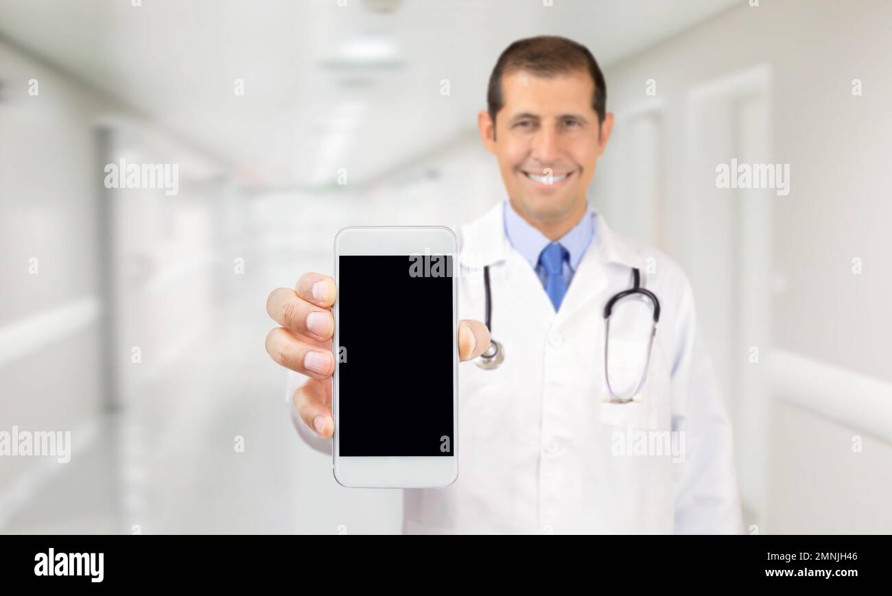 Doctor hand showing a blank smart phone screen app Stock Photo - Alamy