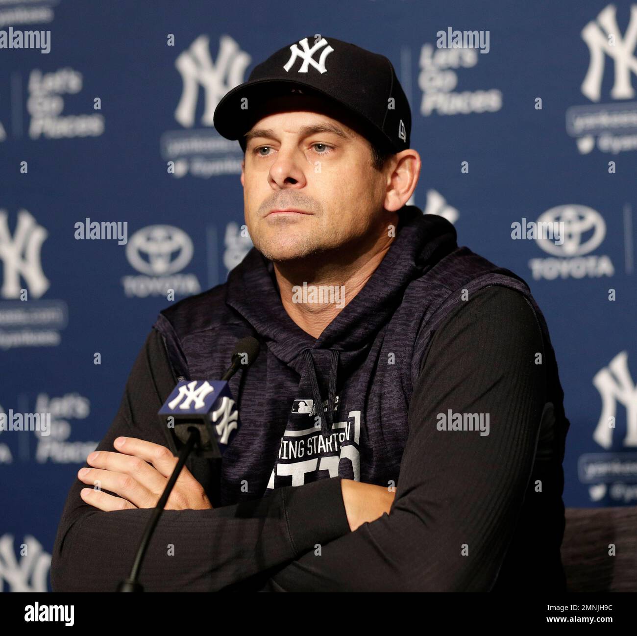 New York Yankees manager Aaron Boone talks to reporters before a ...