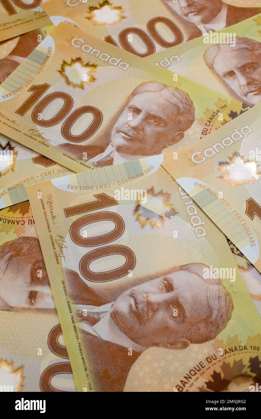 Spread out new Canadian 100 dollar bills Stock Photo - Alamy