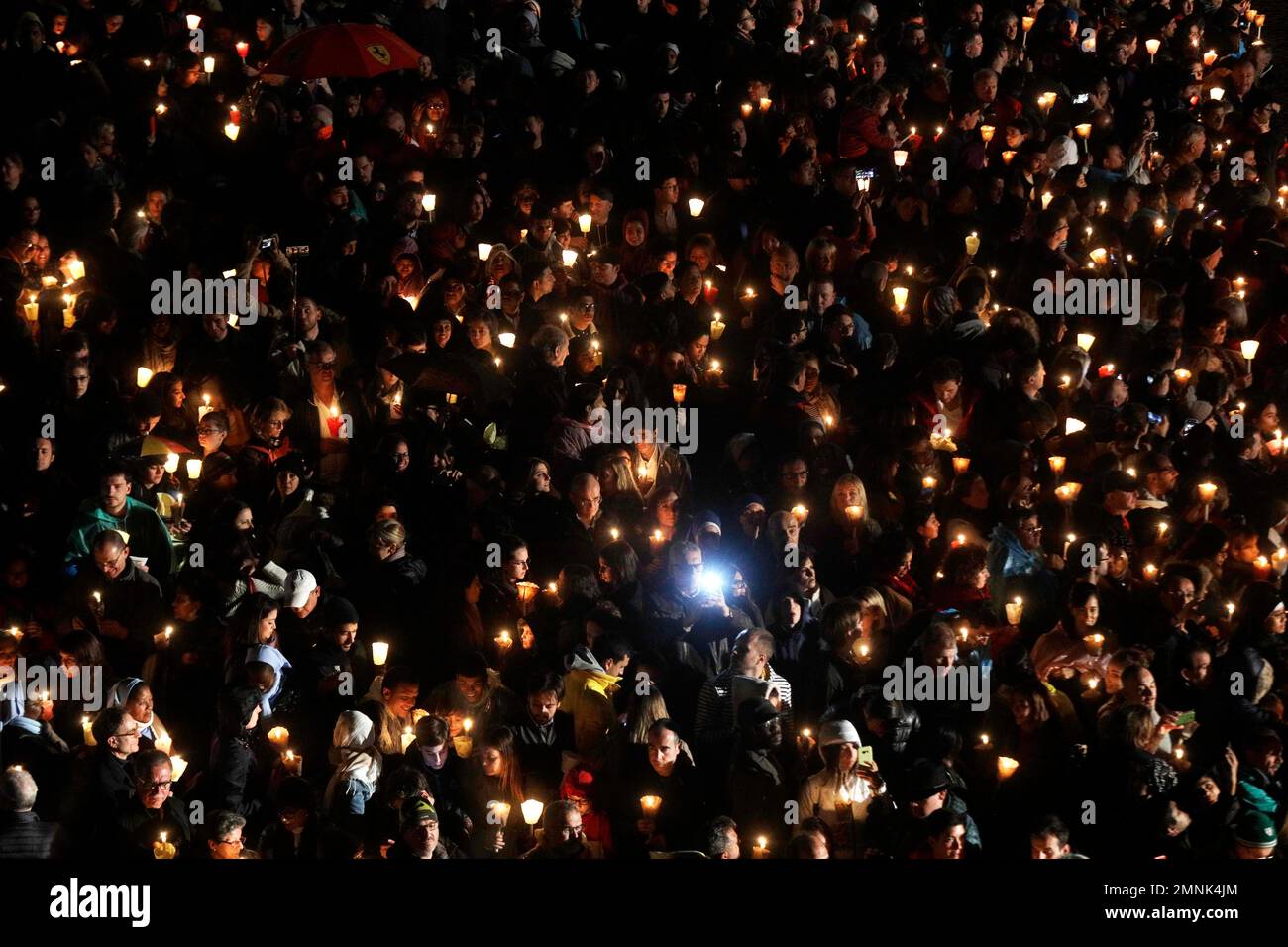 People wait for Pope Francis arrival for the Via Crucis (Way of the ...