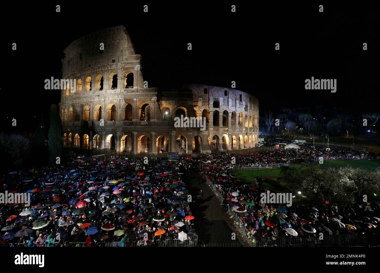 People wait for Pope Francis arrival for the Via Crucis (Way of the ...