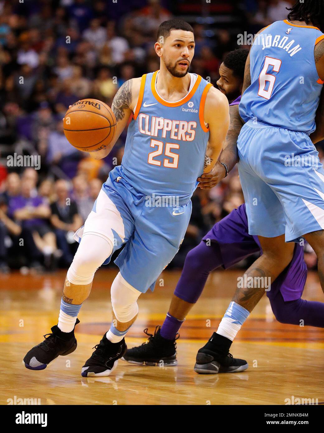 LA Clippers guard Austin Rivers (25) rives against the Phoenix Suns ...