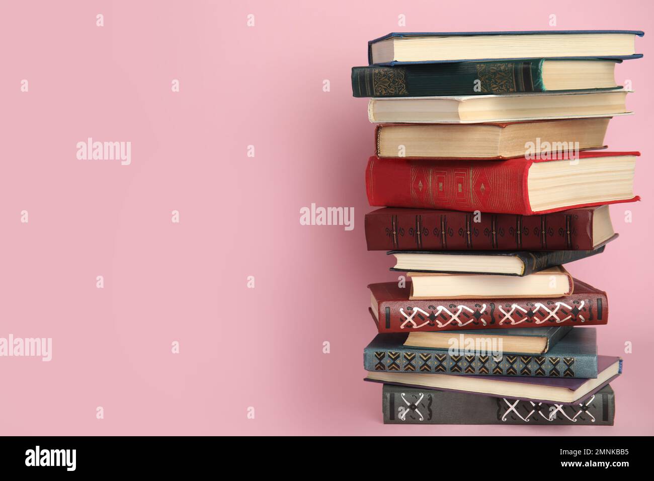 Pink books on bookshelf hi-res stock photography and images - Alamy