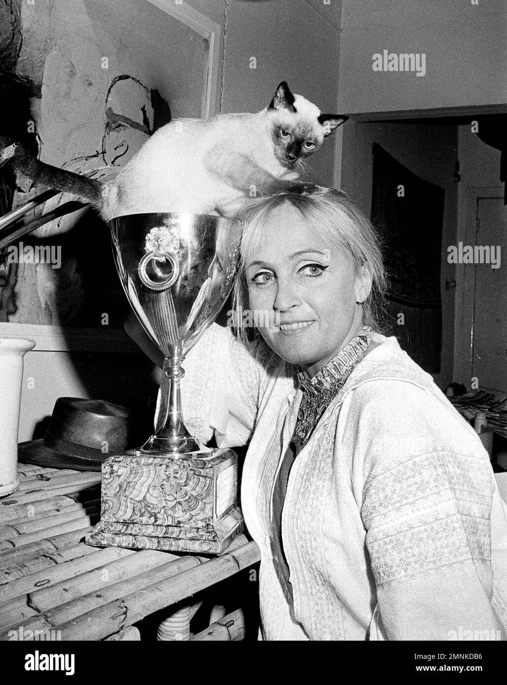 Italian actress Laura Betti shows the Volpi cup of the Venice ...
