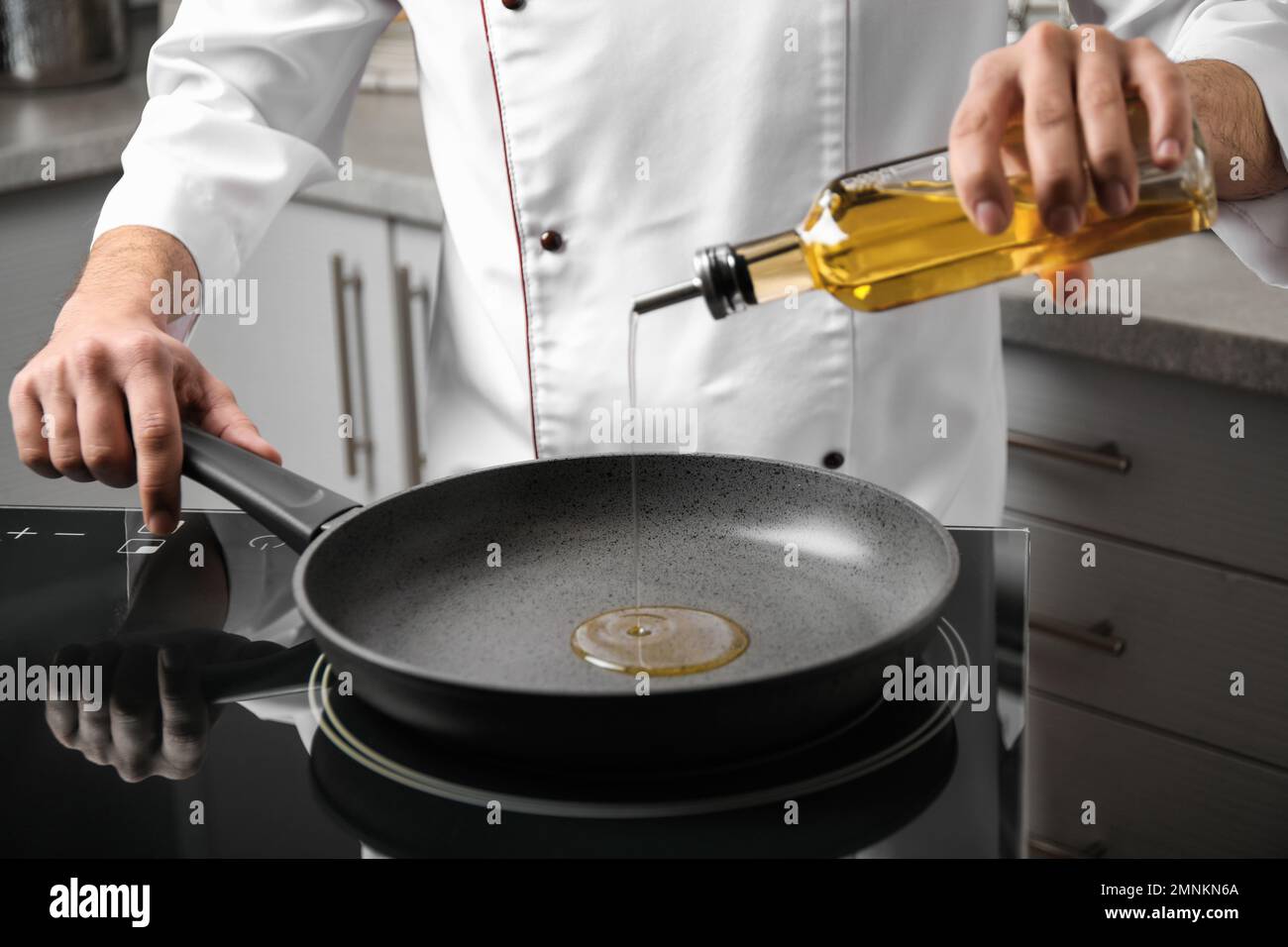 Man pouring cooking oil from bottle into frying pan, closeup Stock ...