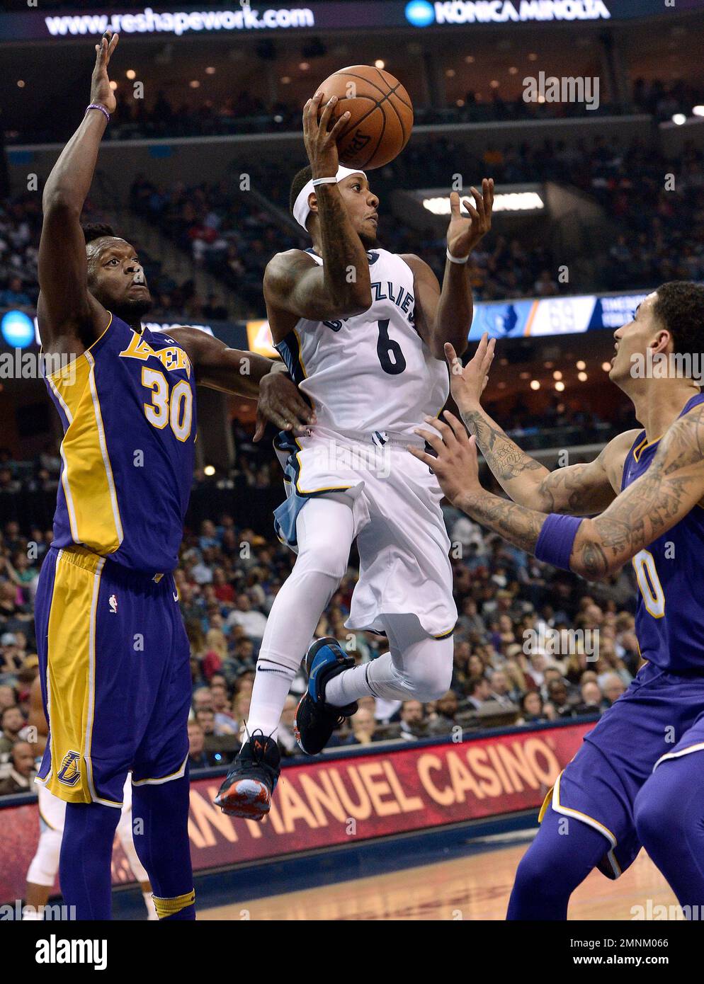 Memphis Grizzlies guard Mario Chalmers (6) looks to pass between Los ...
