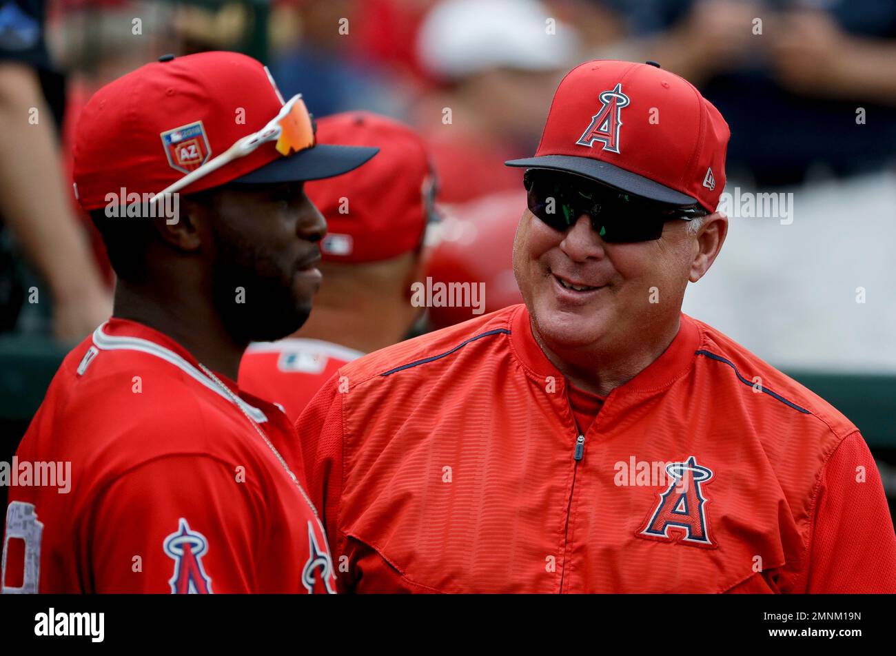 Los Angeles Angels manager Mike Scioscia, right, talks to Torii Hunter ...