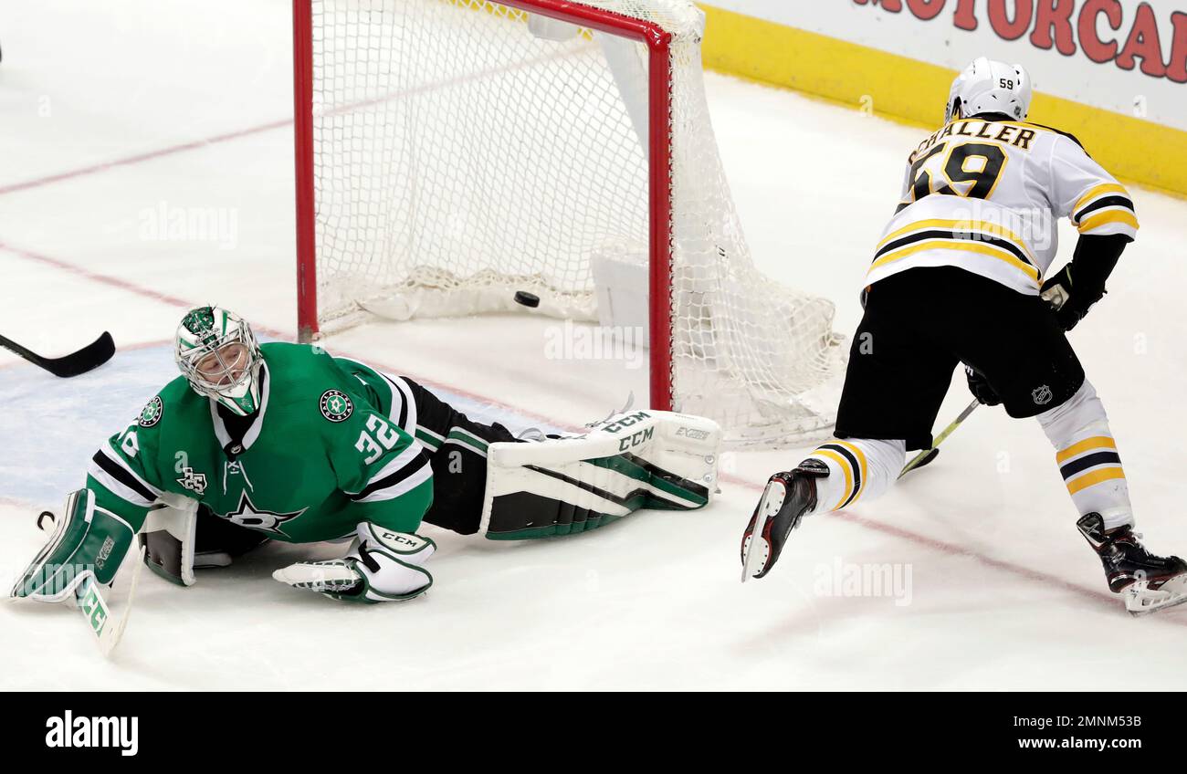 Dallas Stars goalie Kari Lehtonen (32) is unable to stop a score by ...