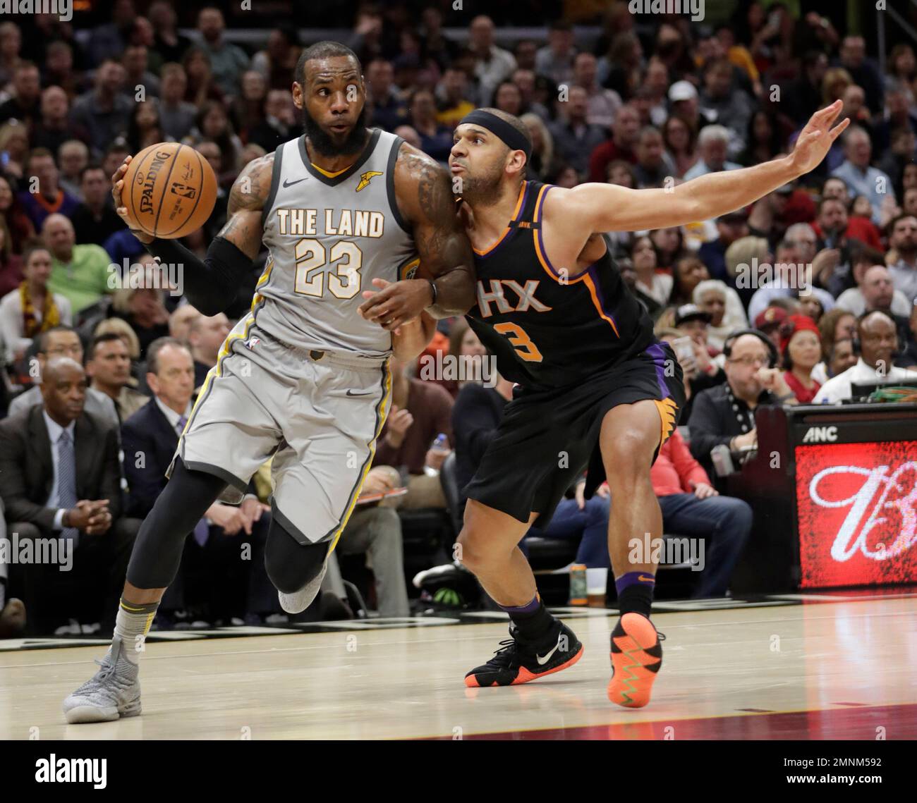 Cleveland Cavaliers' LeBron James (23) drives against Phoenix Suns ...