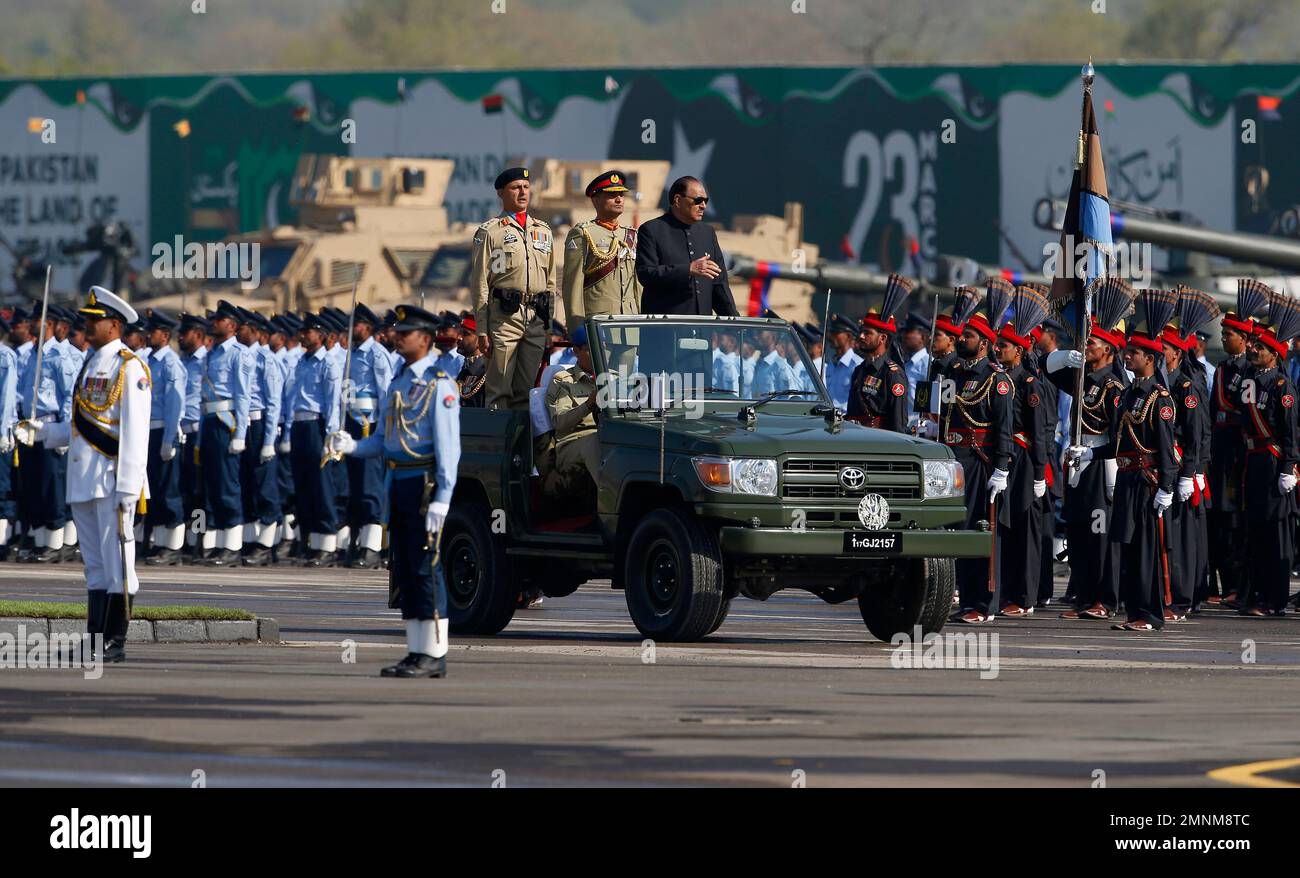 Pakistan President Mamnoon Hussain reviews a military parade in ...