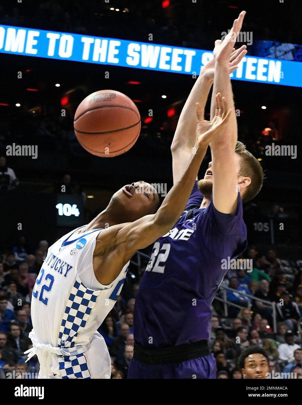 Kentucky guard Shai Gilgeous-Alexander (22) loses the ball against ...