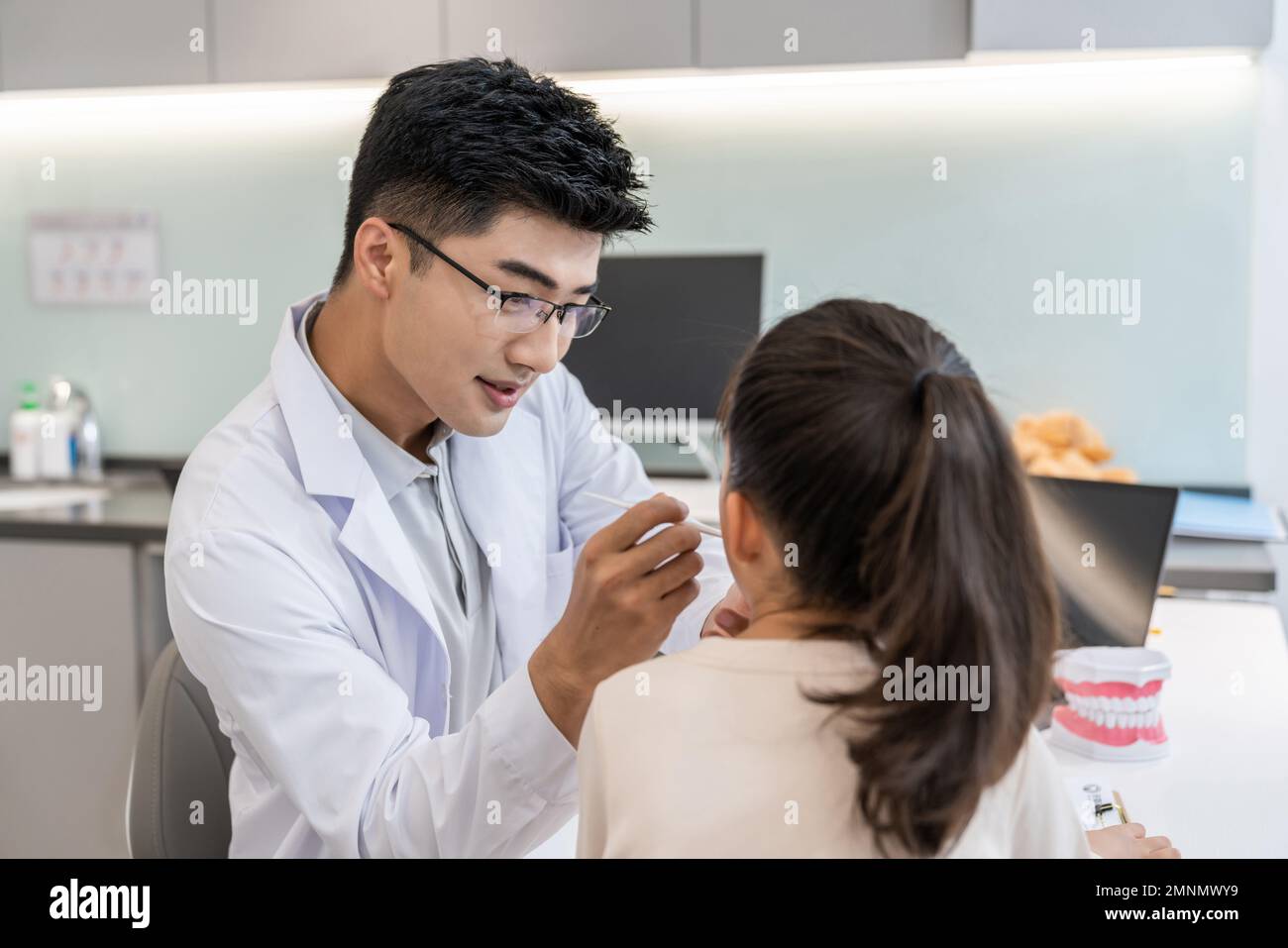 The dentist and check the teeth little girl Stock Photo - Alamy