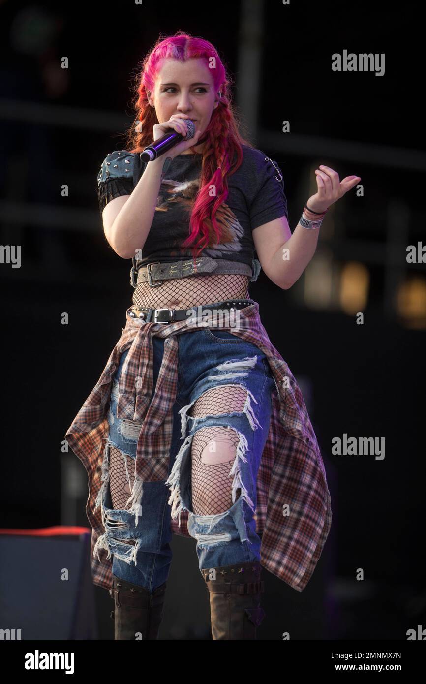 Mexican singer Maria Barracuda performs with the Mexican band "La ...
