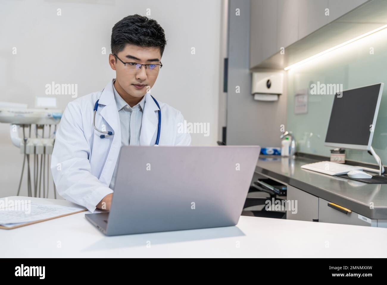 The doctor at the clinic work Stock Photo - Alamy