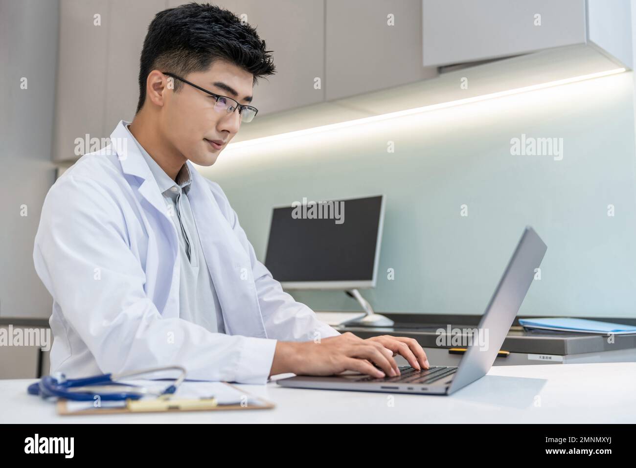 The doctor at the clinic work Stock Photo - Alamy
