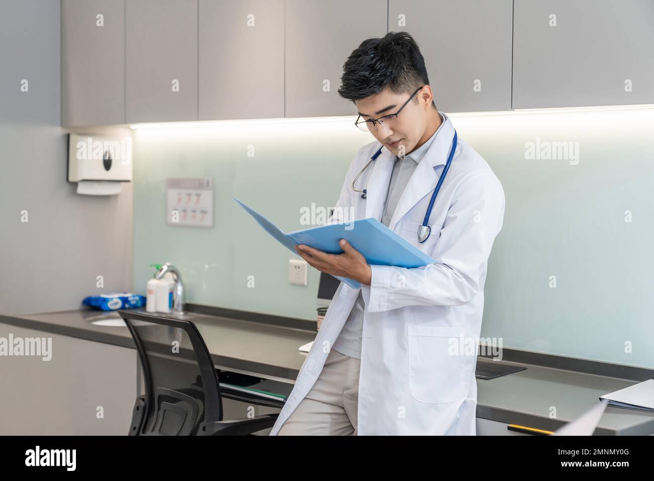 The doctor at the clinic work Stock Photo - Alamy