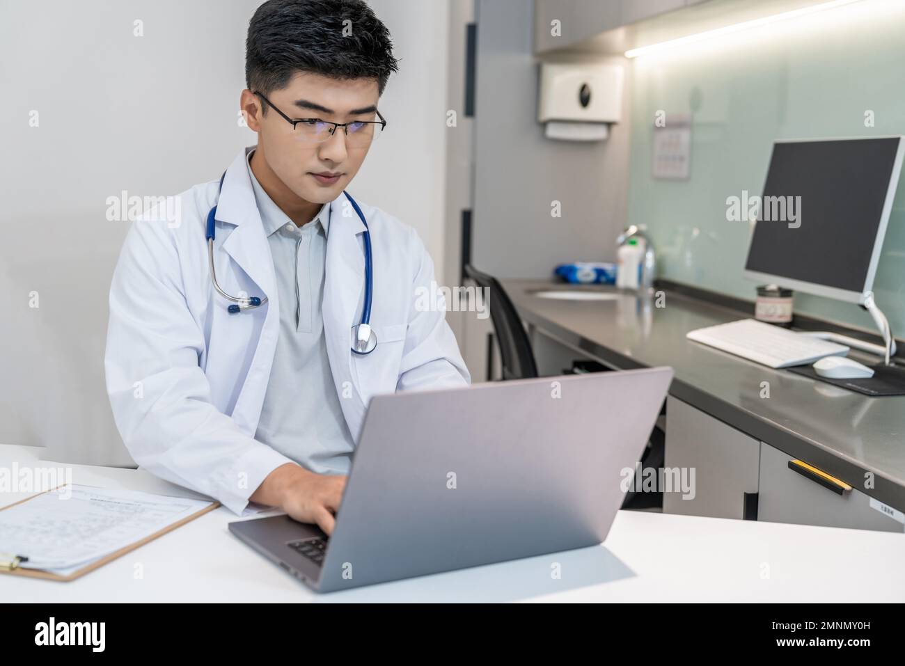The doctor at the clinic work Stock Photo - Alamy