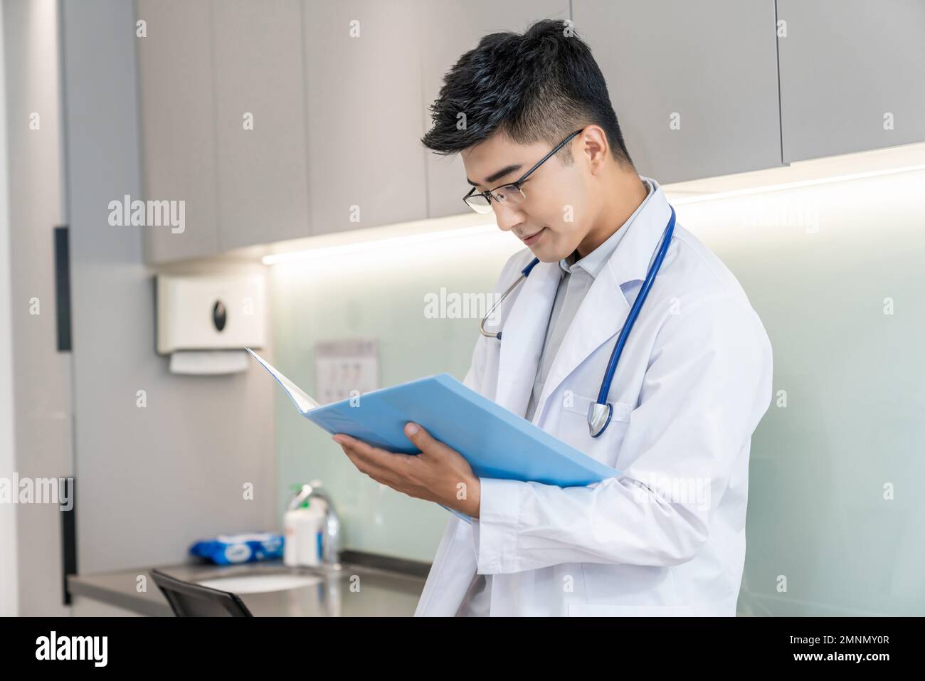 The doctor at the clinic work Stock Photo - Alamy
