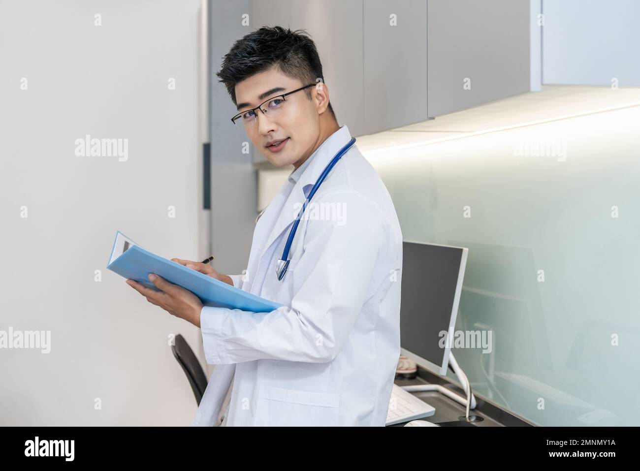 The doctor at the clinic work Stock Photo - Alamy