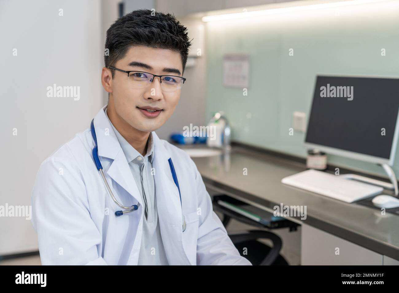 The doctor at the clinic work Stock Photo - Alamy