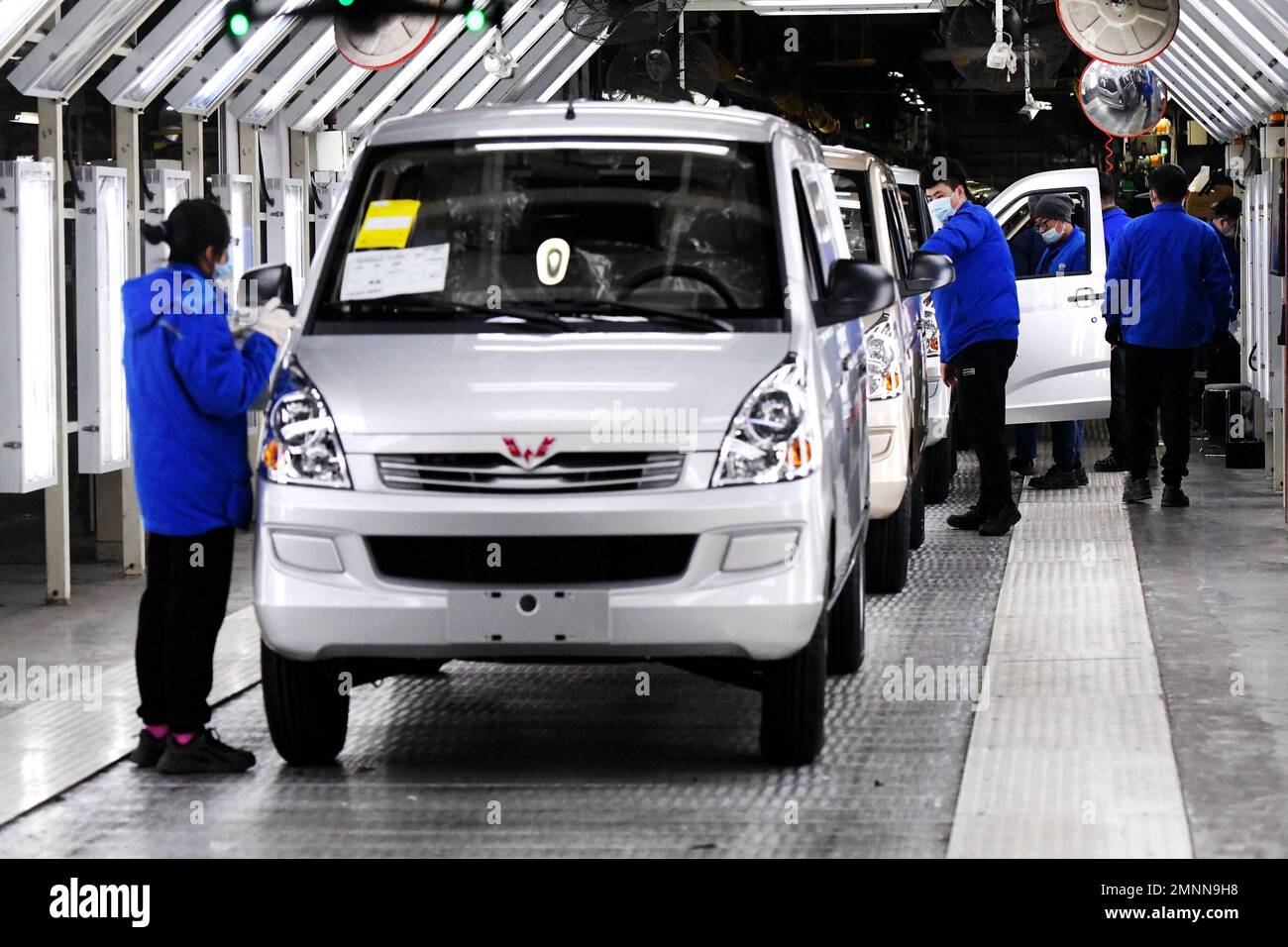 QINGDAO, CHINA - JANUARY 31, 2023 - Workers at a workshop check a car ...
