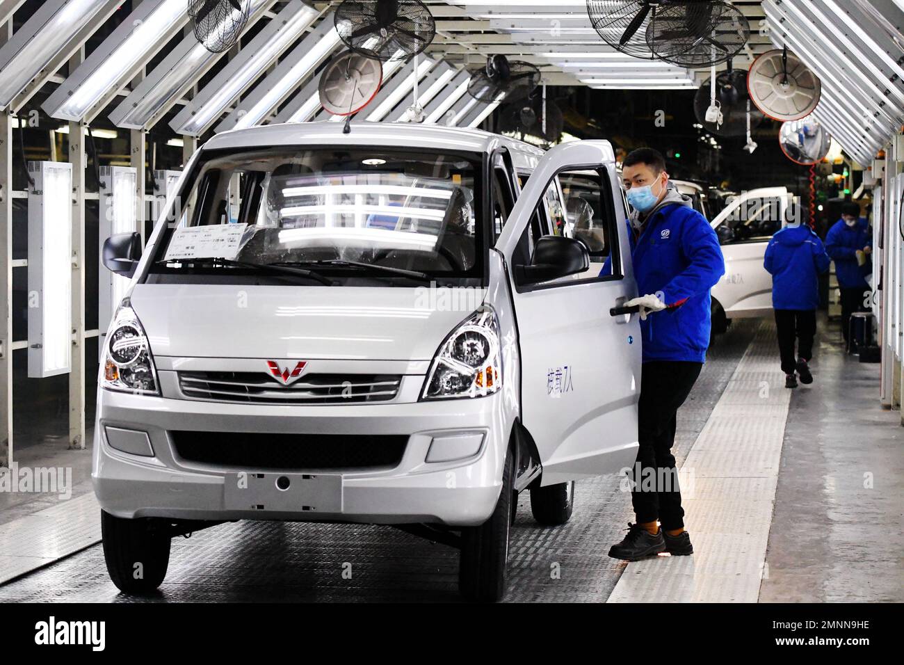 QINGDAO, CHINA - JANUARY 31, 2023 - Workers at a workshop check a car ...