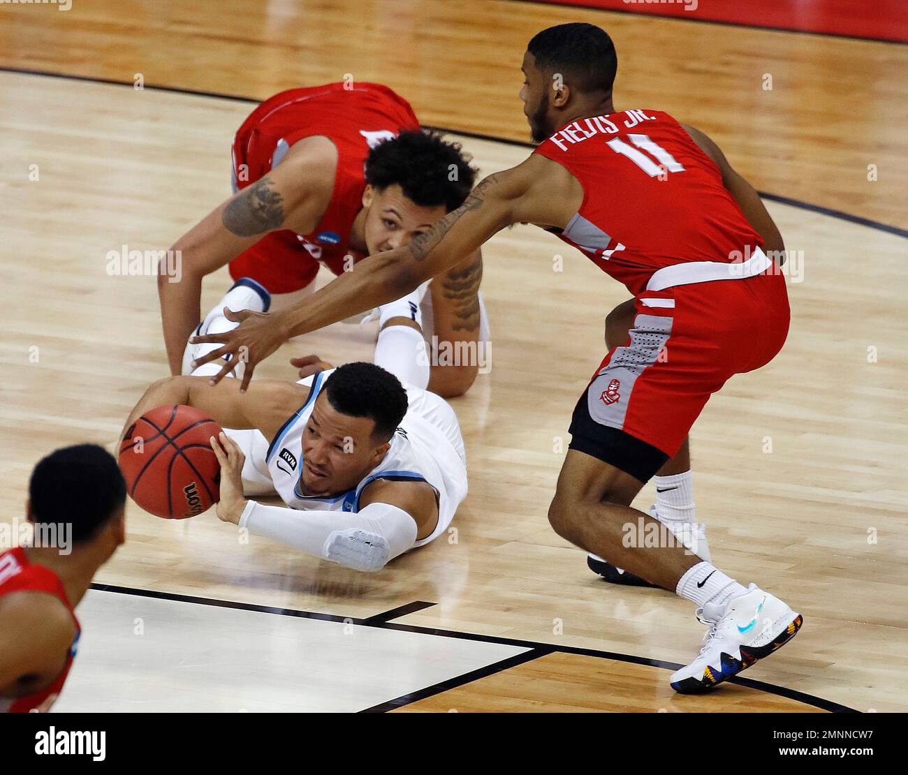 Villanova's Jalen Brunson (1), bottom, passes to a teammate after ...