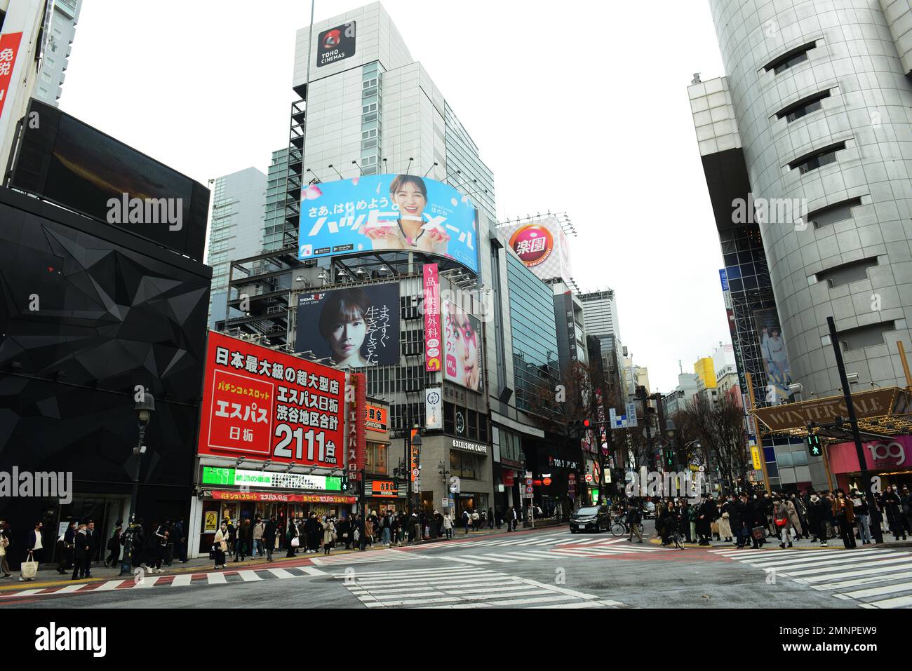 Pedestrians waiting to cross the road in a major intersection in ...